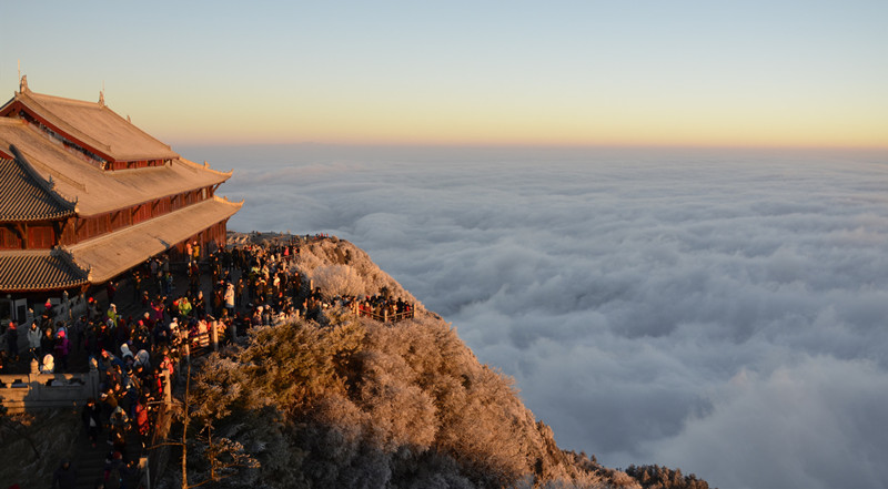 Monte Emei, una delle "quattro famose montagne buddiste" in Cina